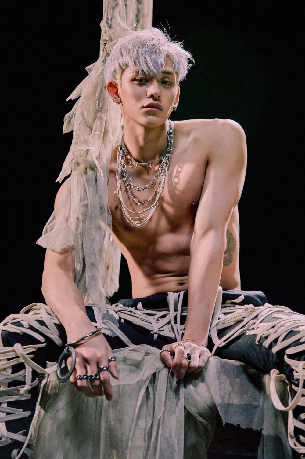Lucas do WayV posa sem camisa nas imagens mais recentes de ‘Awaken the ...